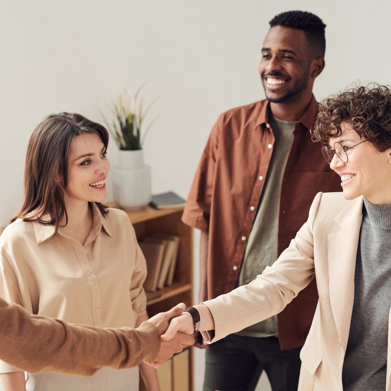 Explore this world together with Lolo